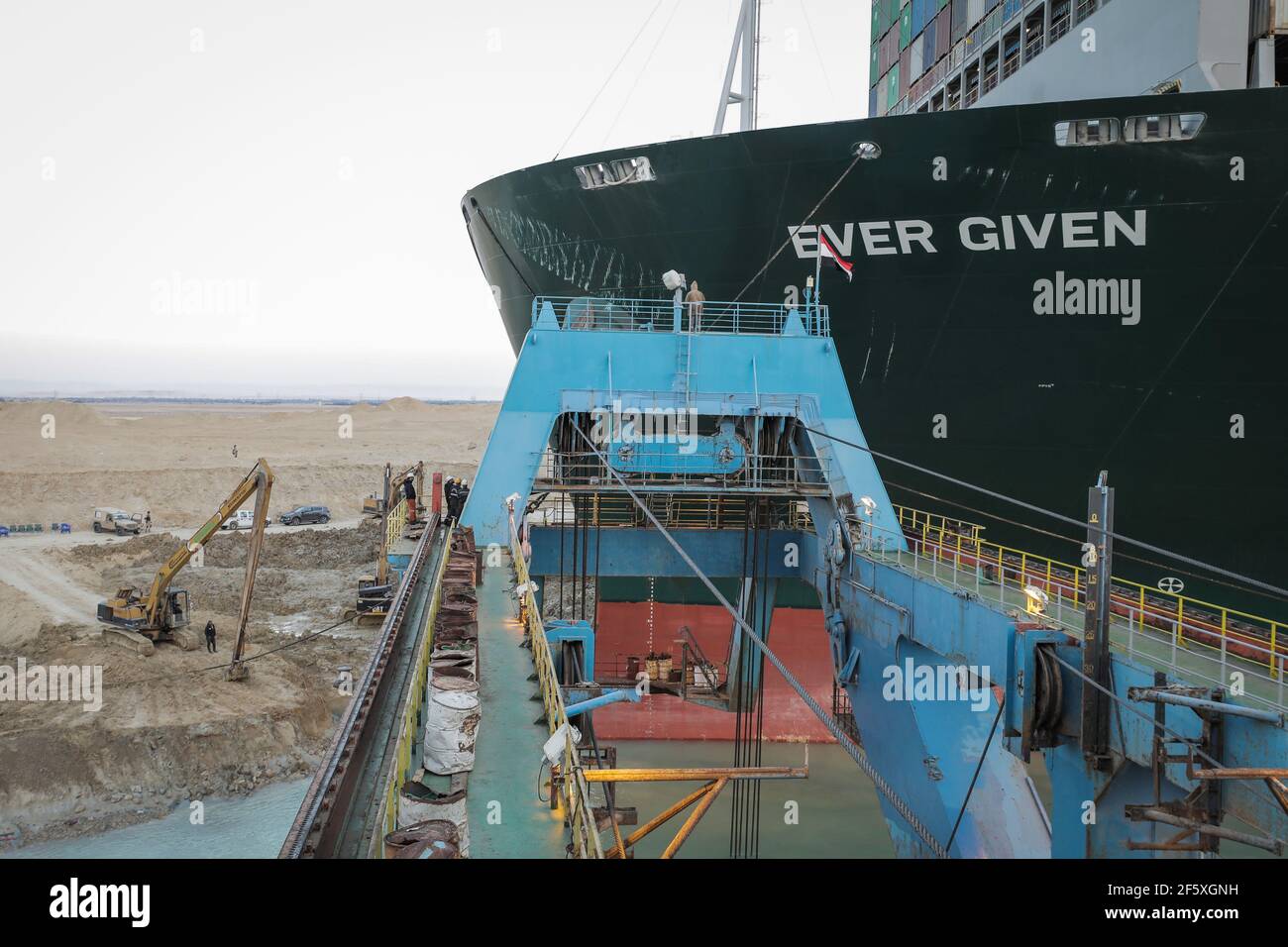 Suez canal evergreen stuck hi-res stock photography and images - Alamy