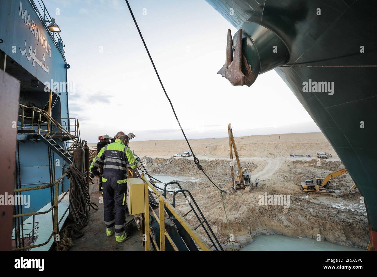HANDOUT - 28 March 2021, Egypt, Suez: Naval dredger "Mashhour" (L ...