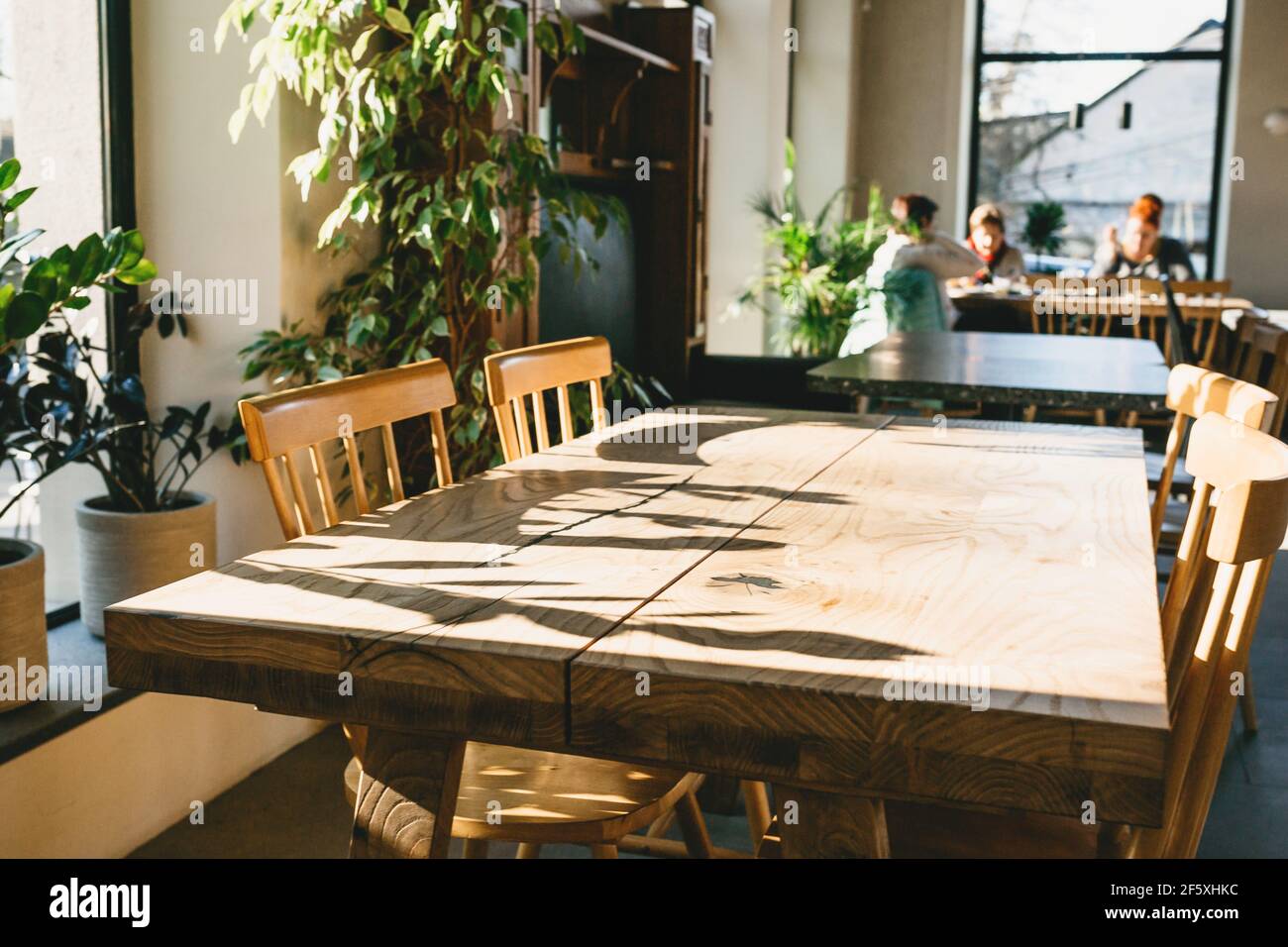 Empty wooden tables and chairs. Rustic interior Stock Photo - Alamy