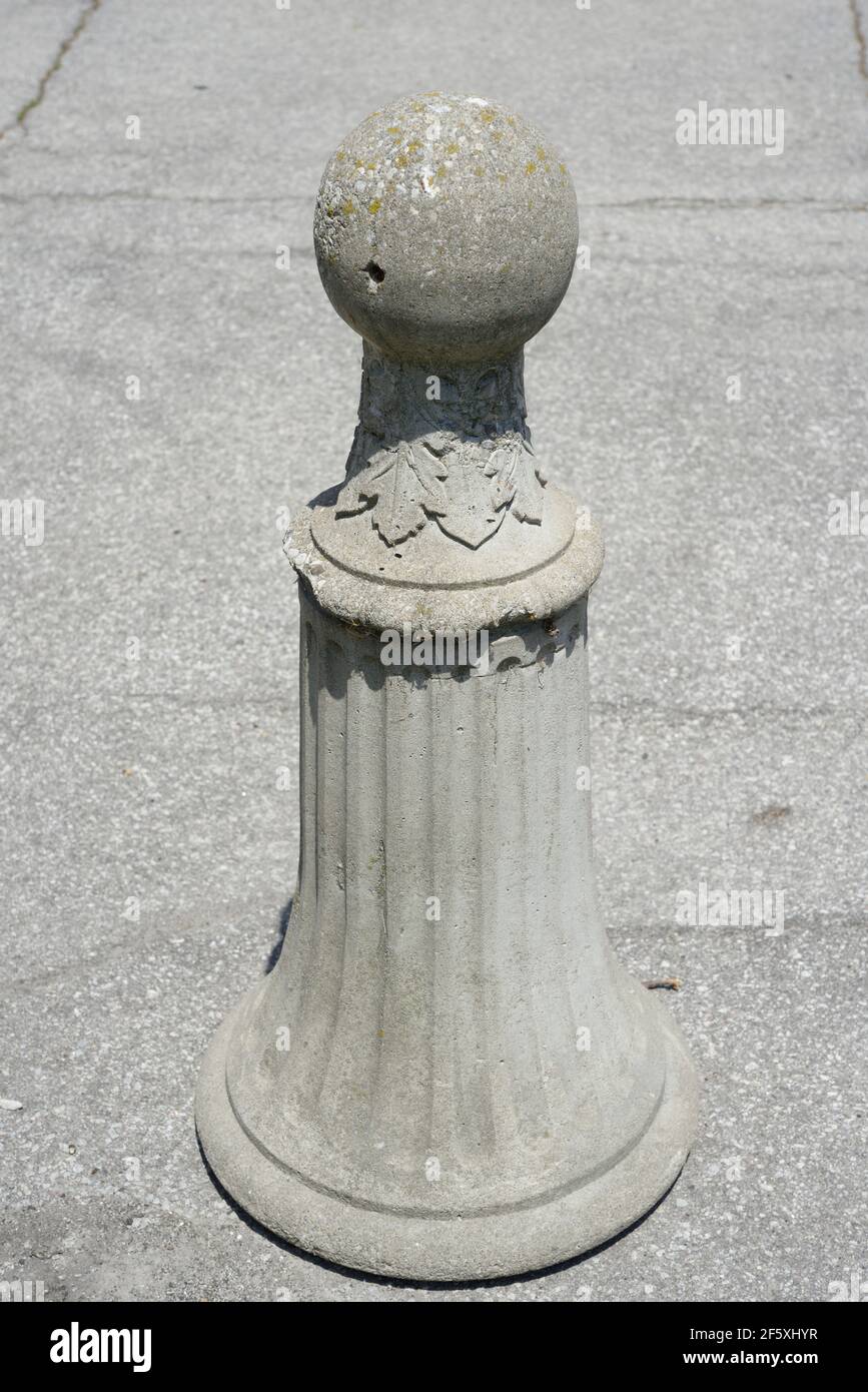 Concrete post hi-res stock photography and images - Alamy