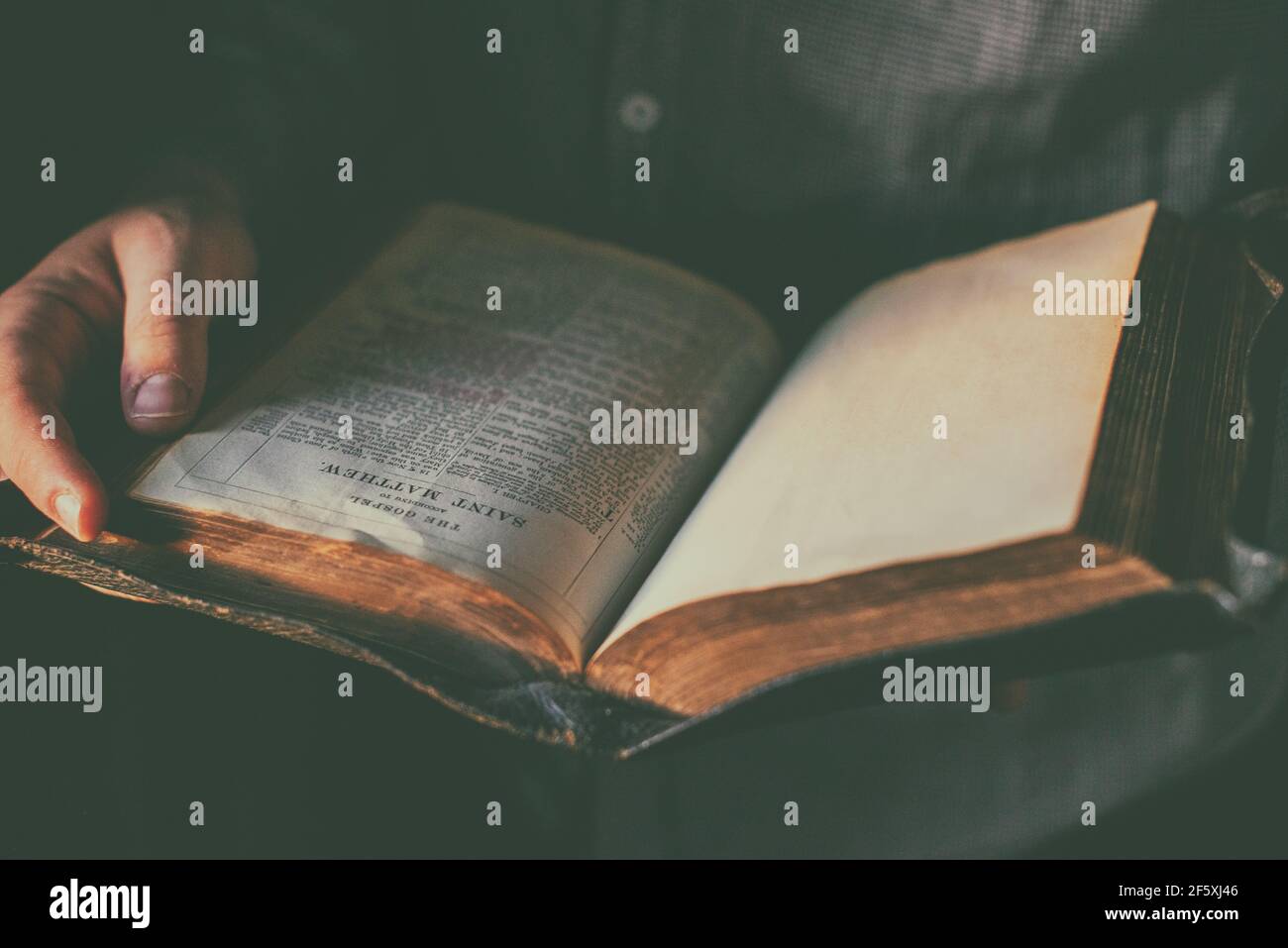 Jesus reading story hi-res stock photography and images - Alamy