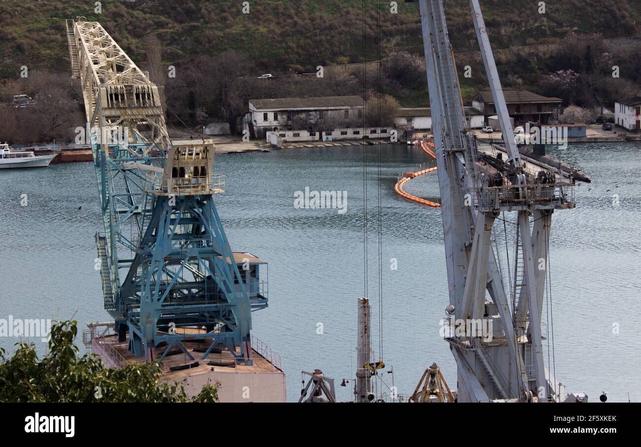 Floating heavy lift crane port hi-res stock photography and images - Alamy