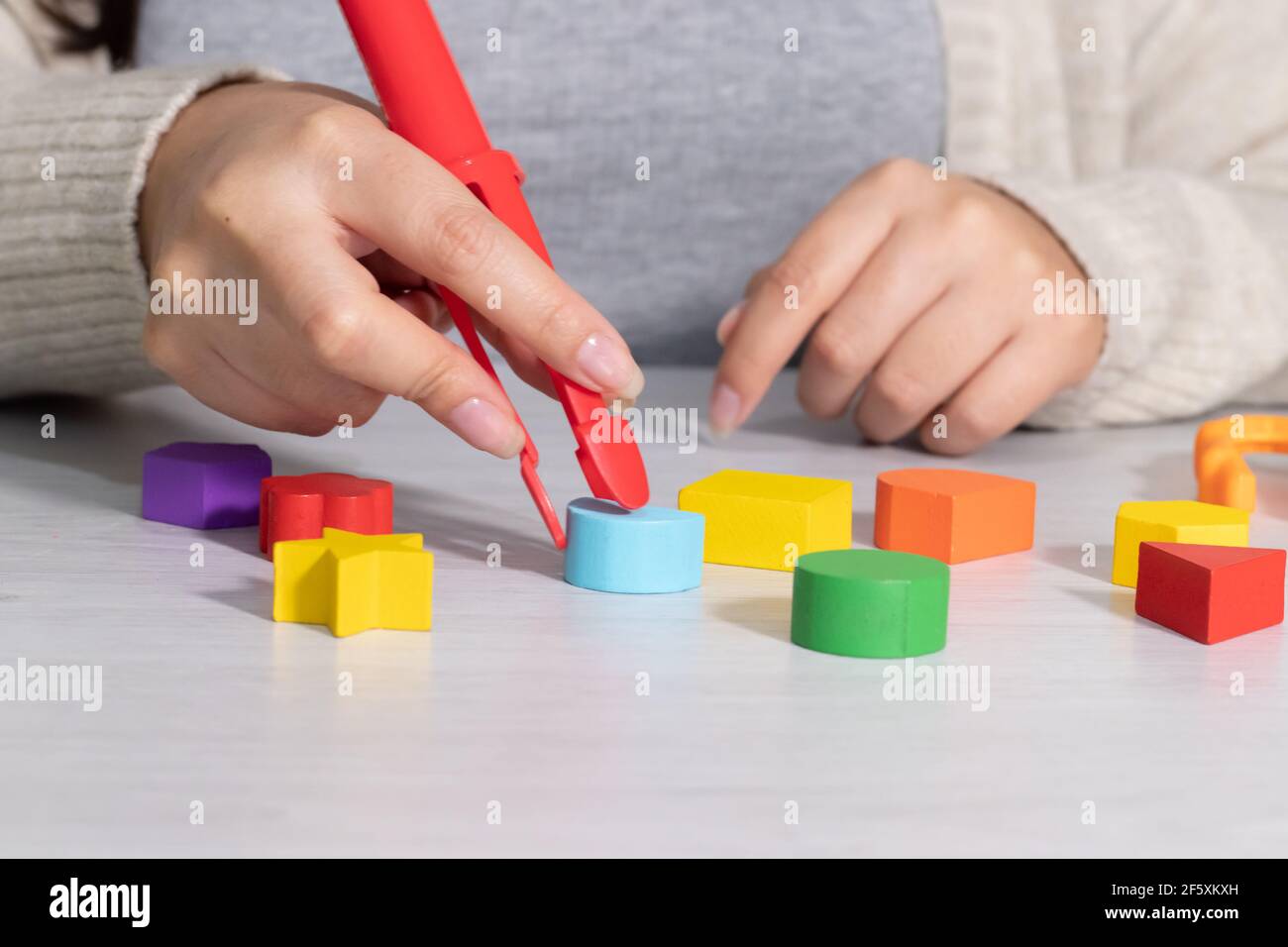 Right hand holding tweezers Stock Photo - Alamy