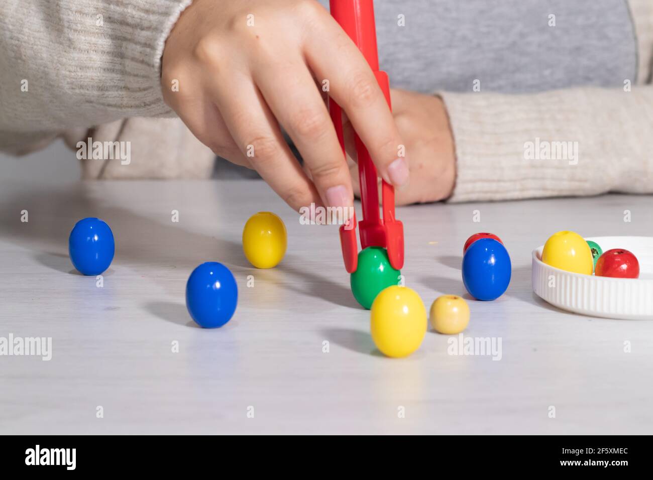 Right hand holding tweezers Stock Photo - Alamy