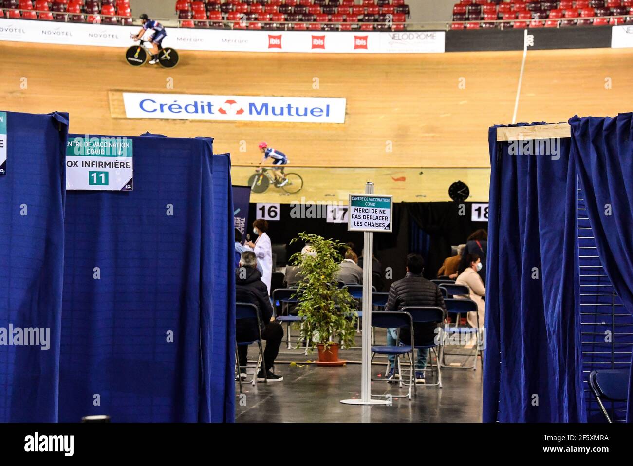 Training of the French track cycling team during mass vaccination ...