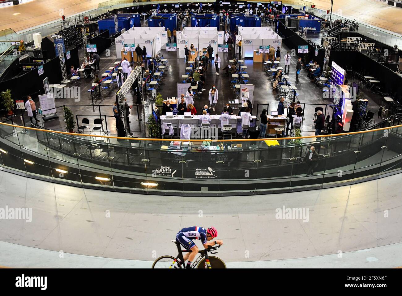 Training of the French track cycling team during mass vaccination ...