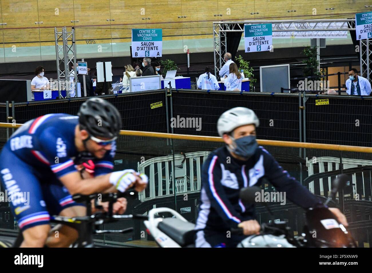 Training of the French track cycling team during mass vaccination ...