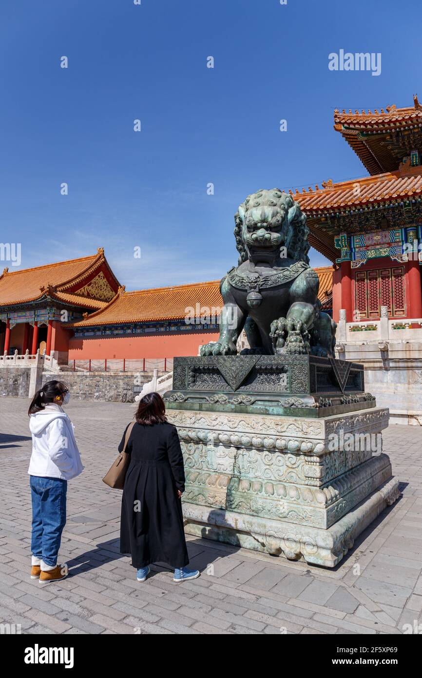 Tourists gaze at Ming-era Chinese imperial guardian lion bronze iat the ...