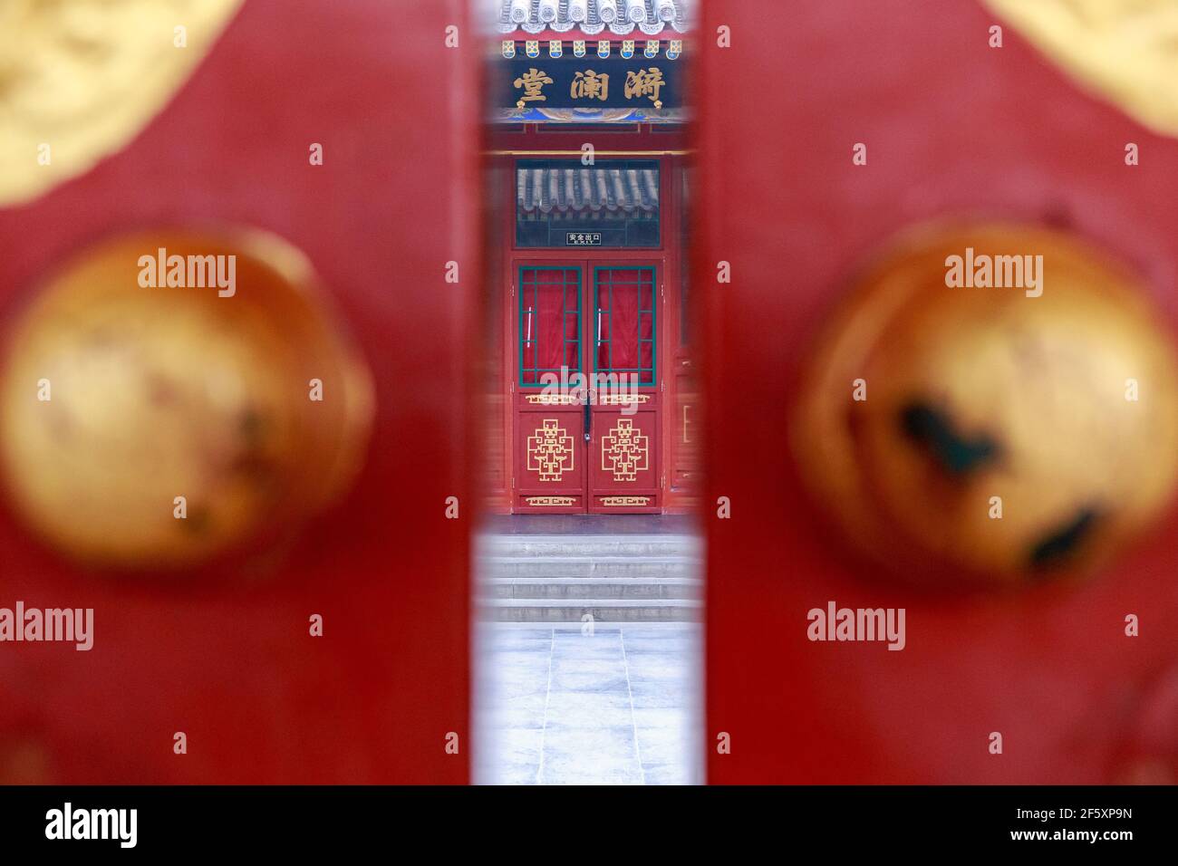 Chinese doors hi-res stock photography and images - Alamy