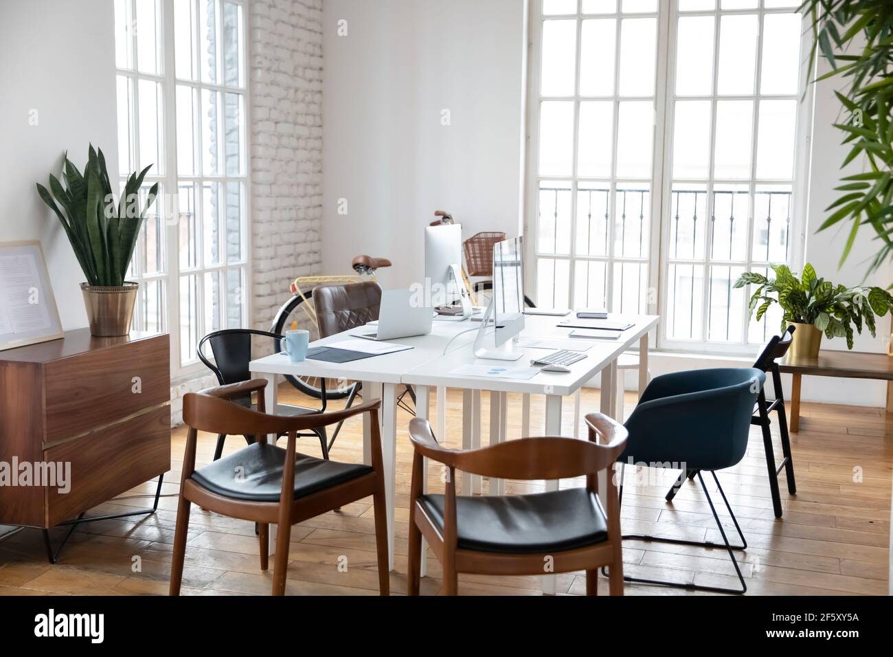Empty modern office with desk and no people Stock Photo - Alamy