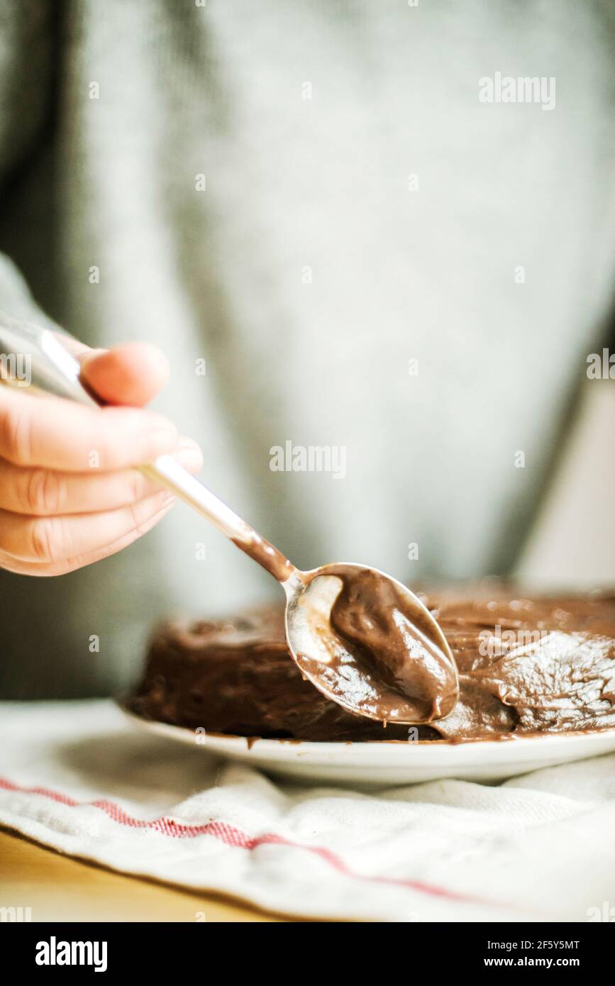 Woman cooking cake hi-res stock photography and images - Alamy