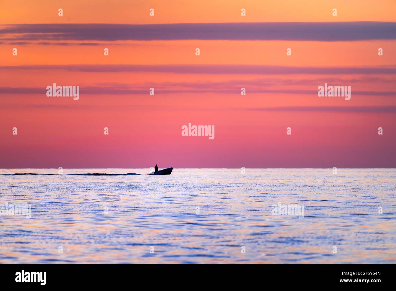 Solo sailing silhouette hi-res stock photography and images - Alamy