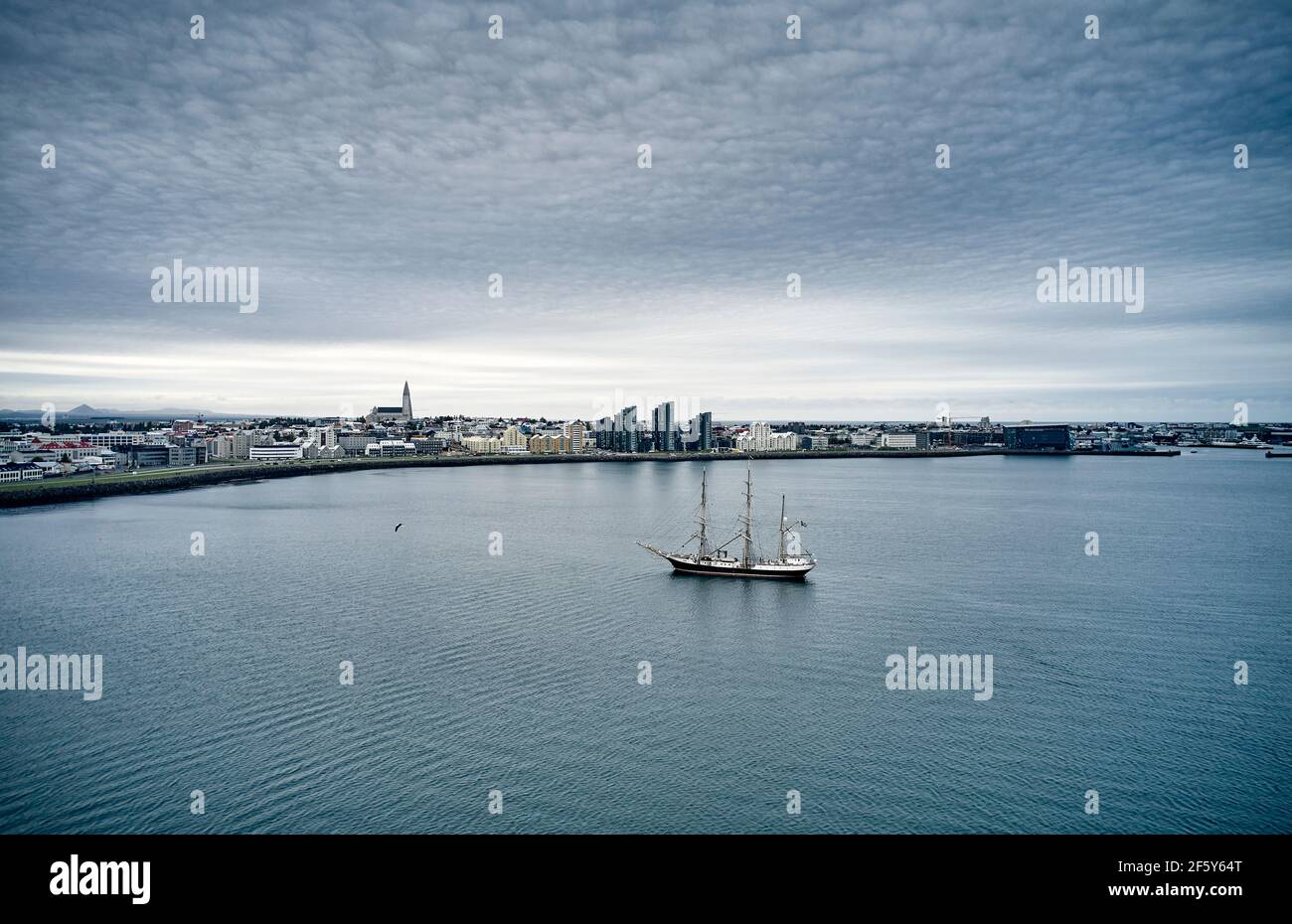 Old fashioned ship hi-res stock photography and images - Alamy