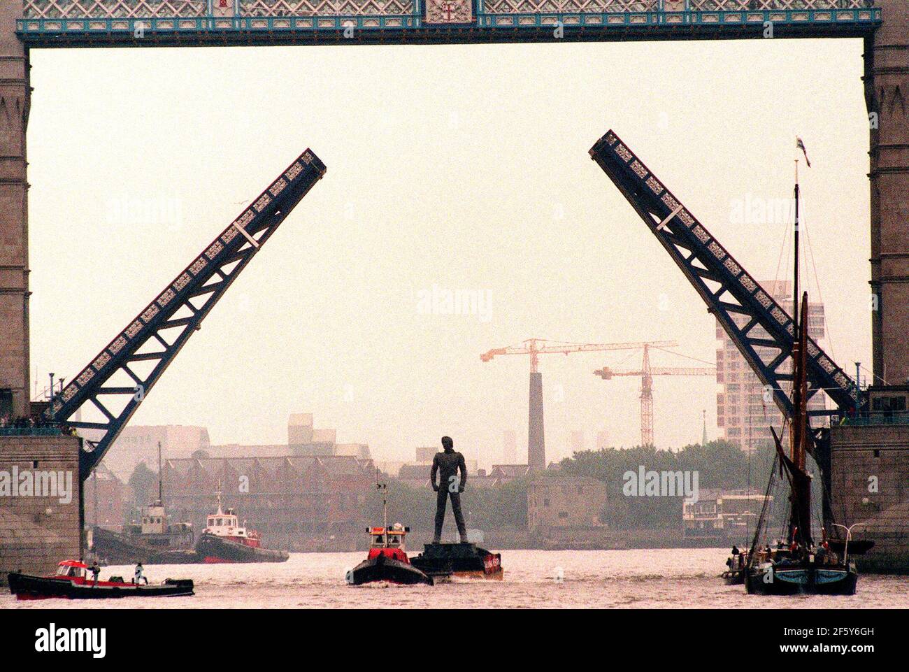 Michael Jackson statue being floated by tug through Tower Bridge on the ...