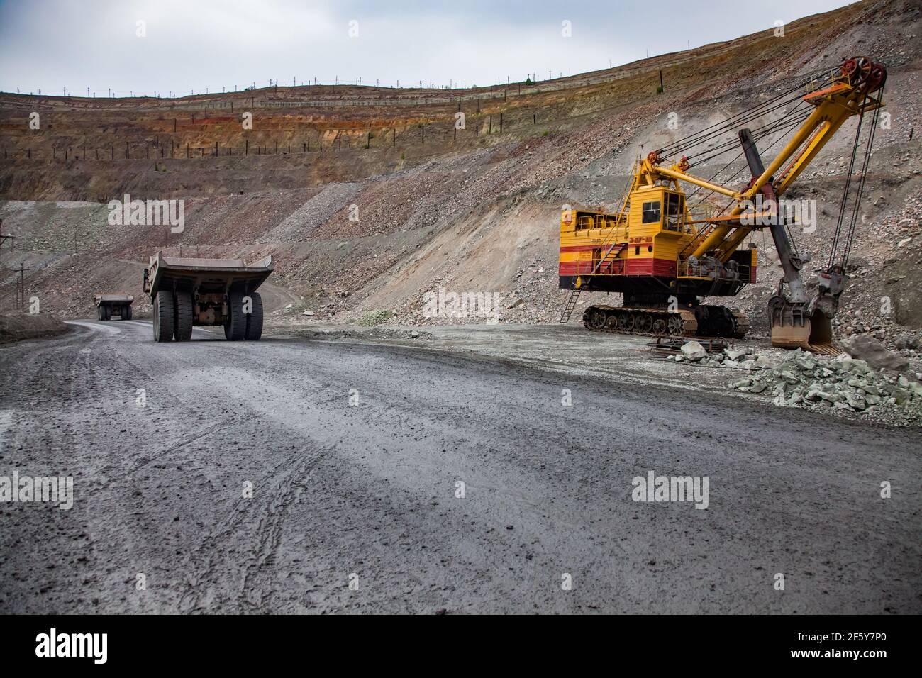 Giant excavator in open pit mine hi-res stock photography and images ...