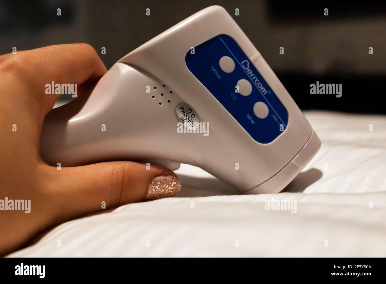 Hand holding thermometer hi-res stock photography and images - Alamy