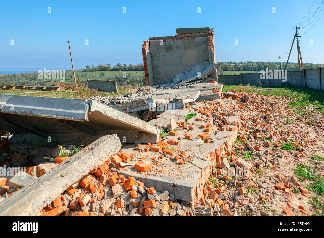 Destructed architecture hi-res stock photography and images - Alamy