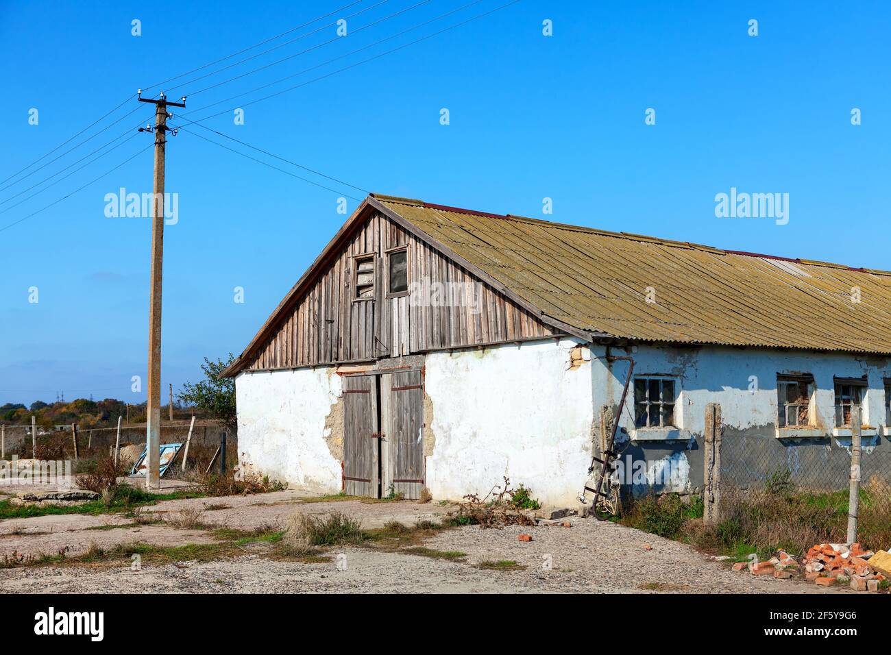 Abandoned old rustic hambar . Dilapidated warehouse in the country ...