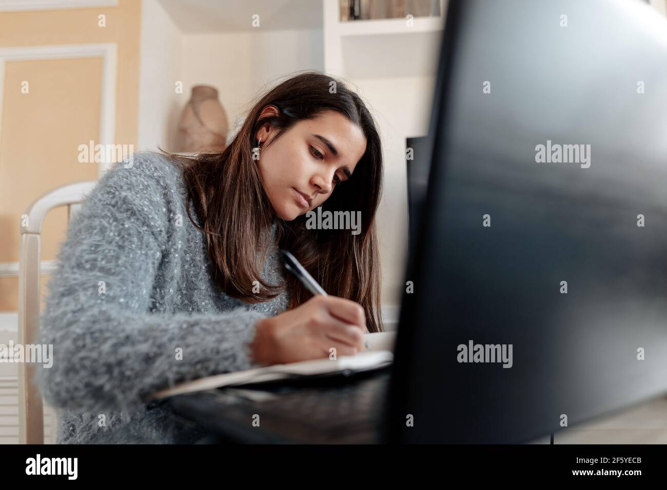 Taking notes class hi-res stock photography and images - Alamy