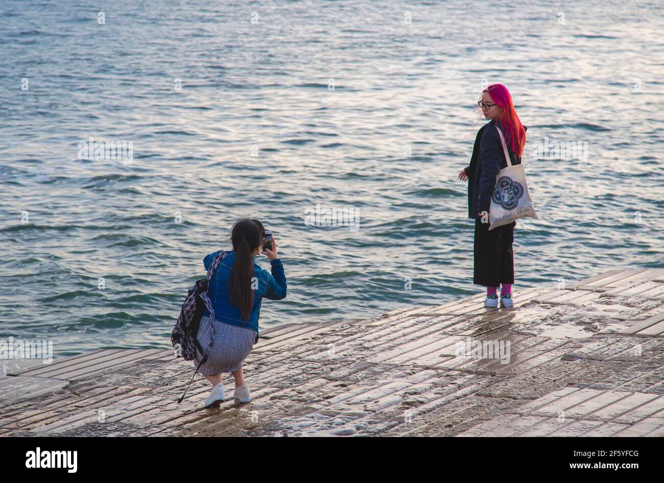 Snapping pictures hi-res stock photography and images - Alamy