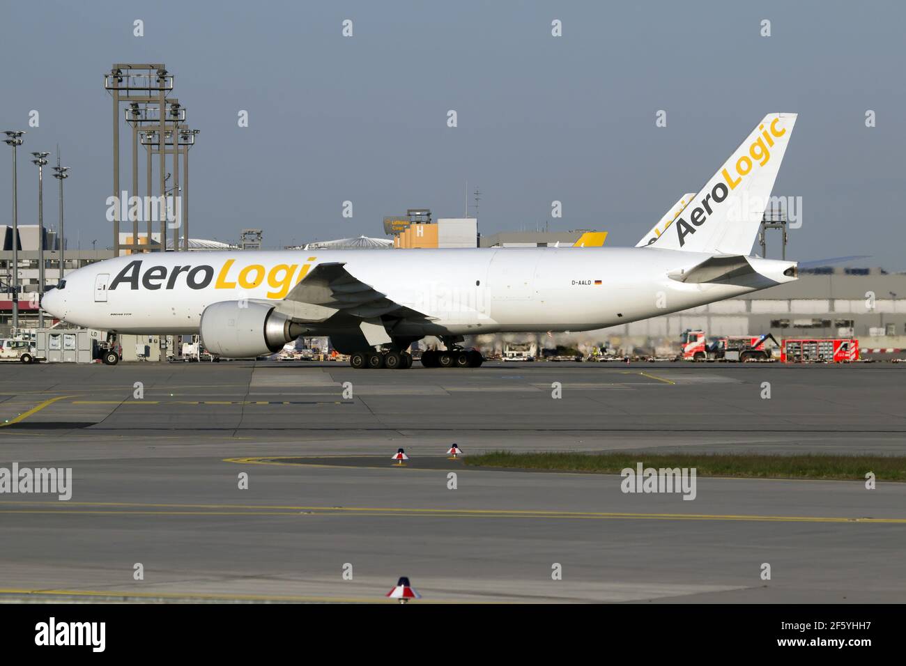 Boeing 777 cargo hi-res stock photography and images - Alamy