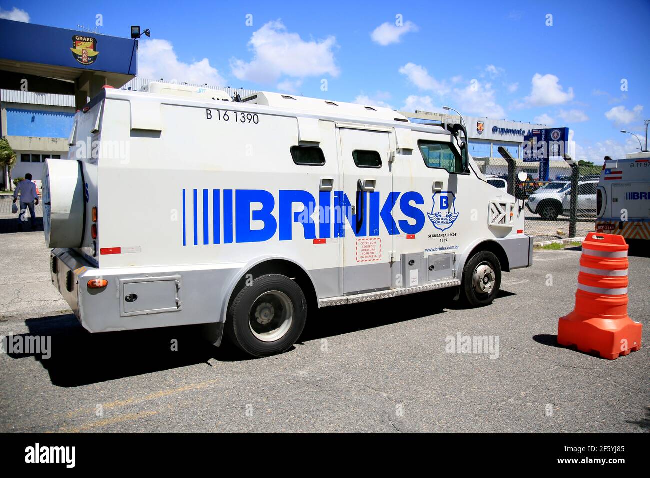 Brinks armored security truck hi-res stock photography and images - Alamy