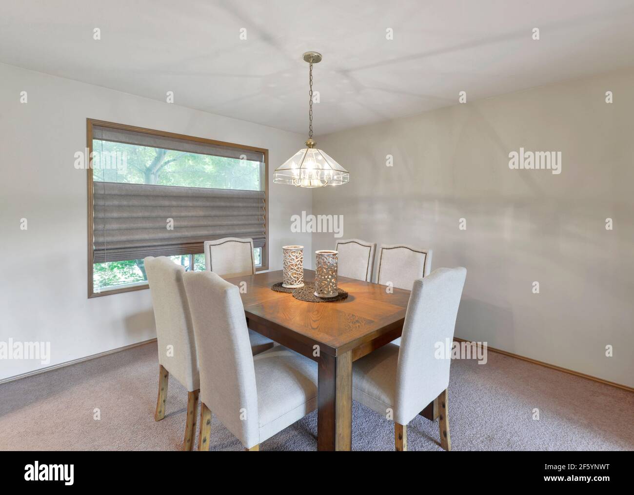 Modern residential dining room interior Stock Photo - Alamy