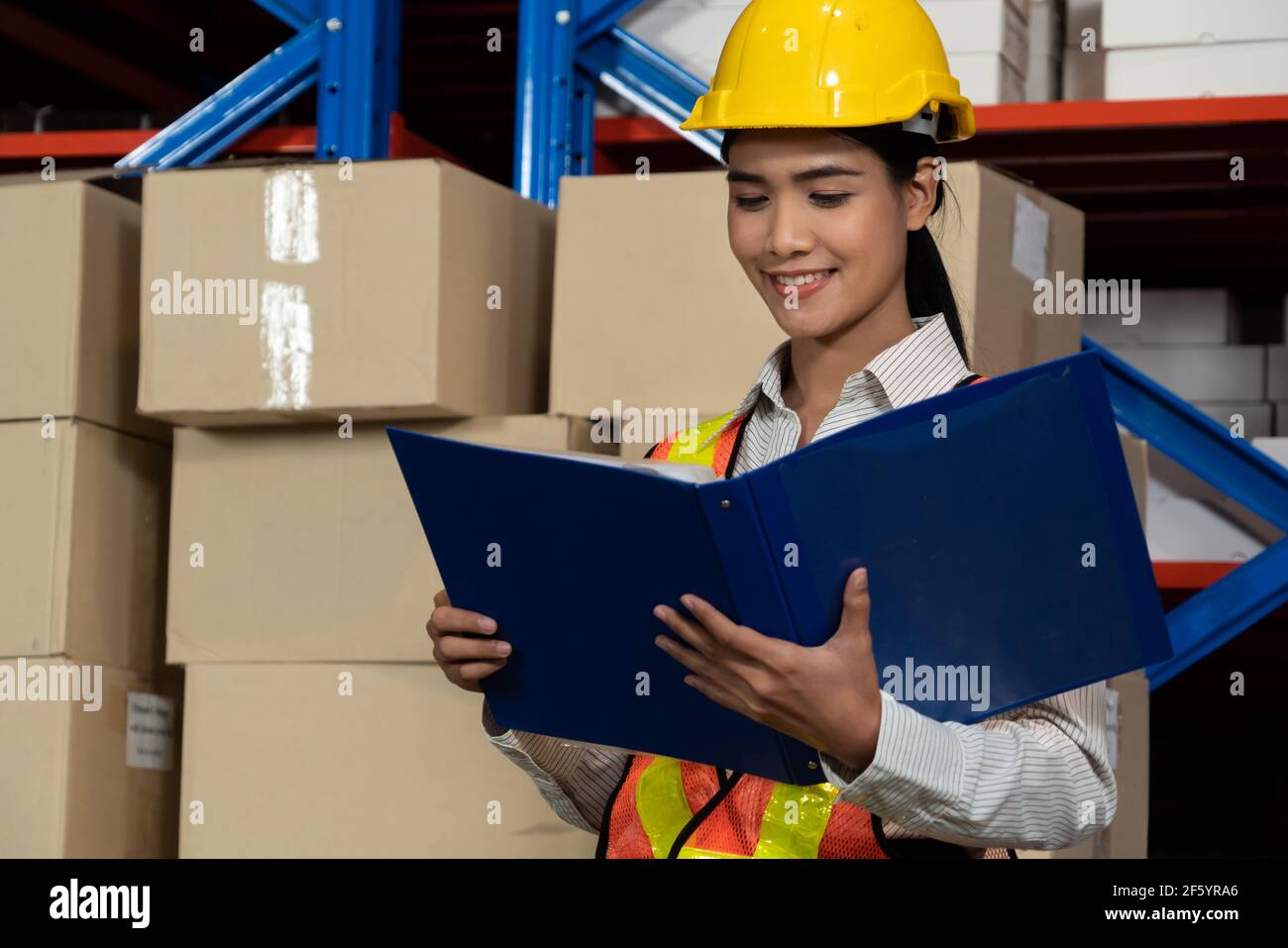 Female warehouse employee hi-res stock photography and images - Alamy