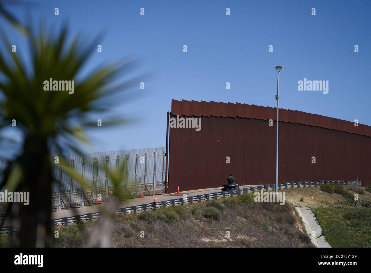 Joe biden with border patrol agent hi-res stock photography and images ...