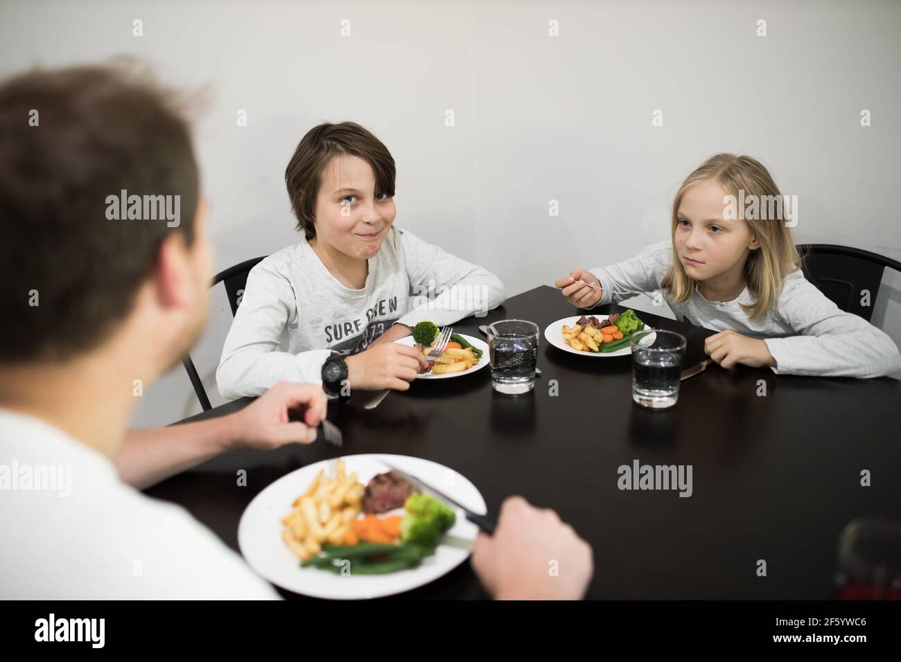Family Eating a healthy Dinner at a table Stock Photo - Alamy