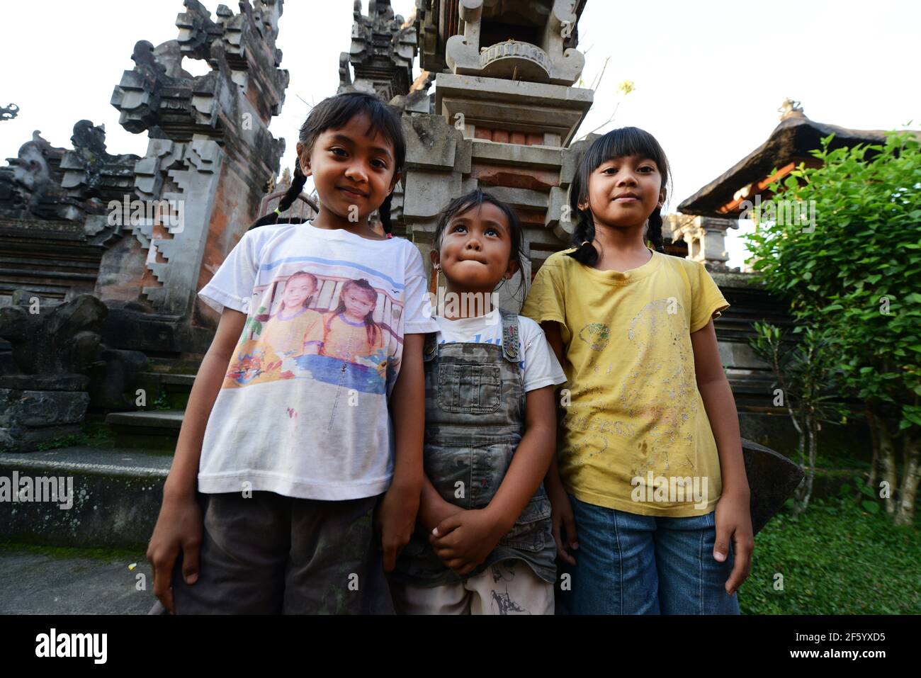 Balinese girls smiling Stock Photo - Alamy