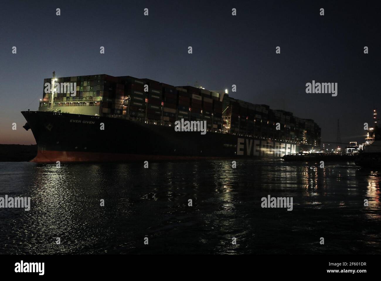 Ever given ship stuck in suez canal hi-res stock photography and images ...