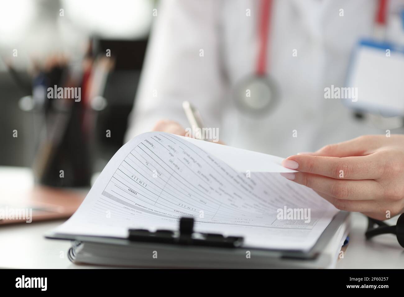 Hand medical questionnaire hi-res stock photography and images - Alamy