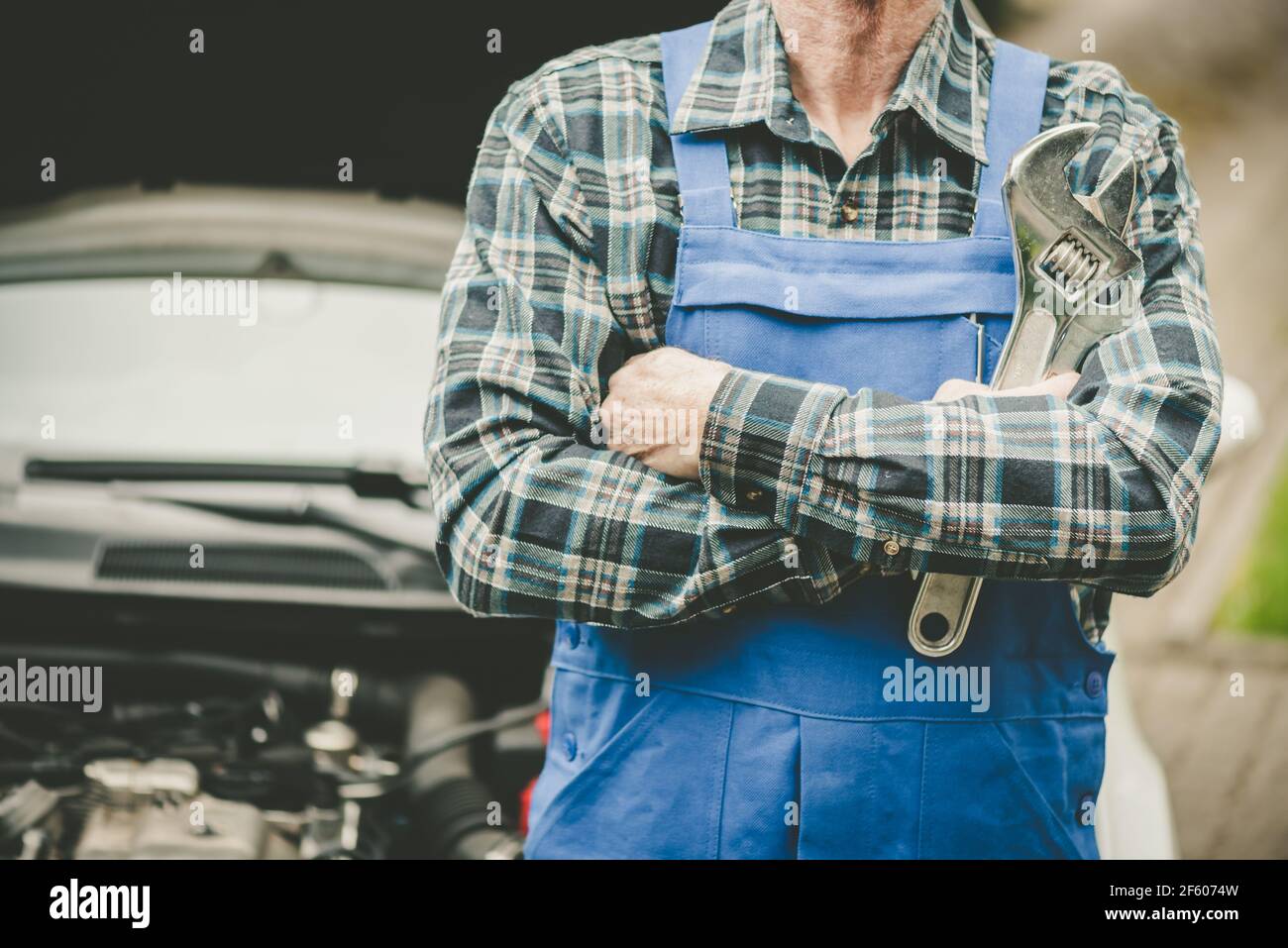 Car mechanic with arm crossed Stock Photo - Alamy