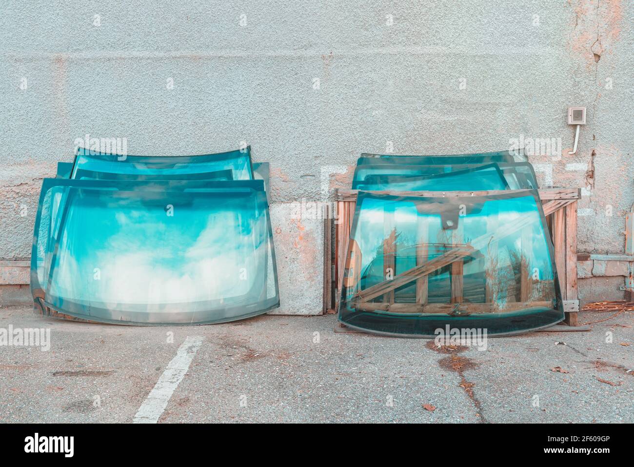 Auto glass replacement and repair service. Cracked car windows from ...