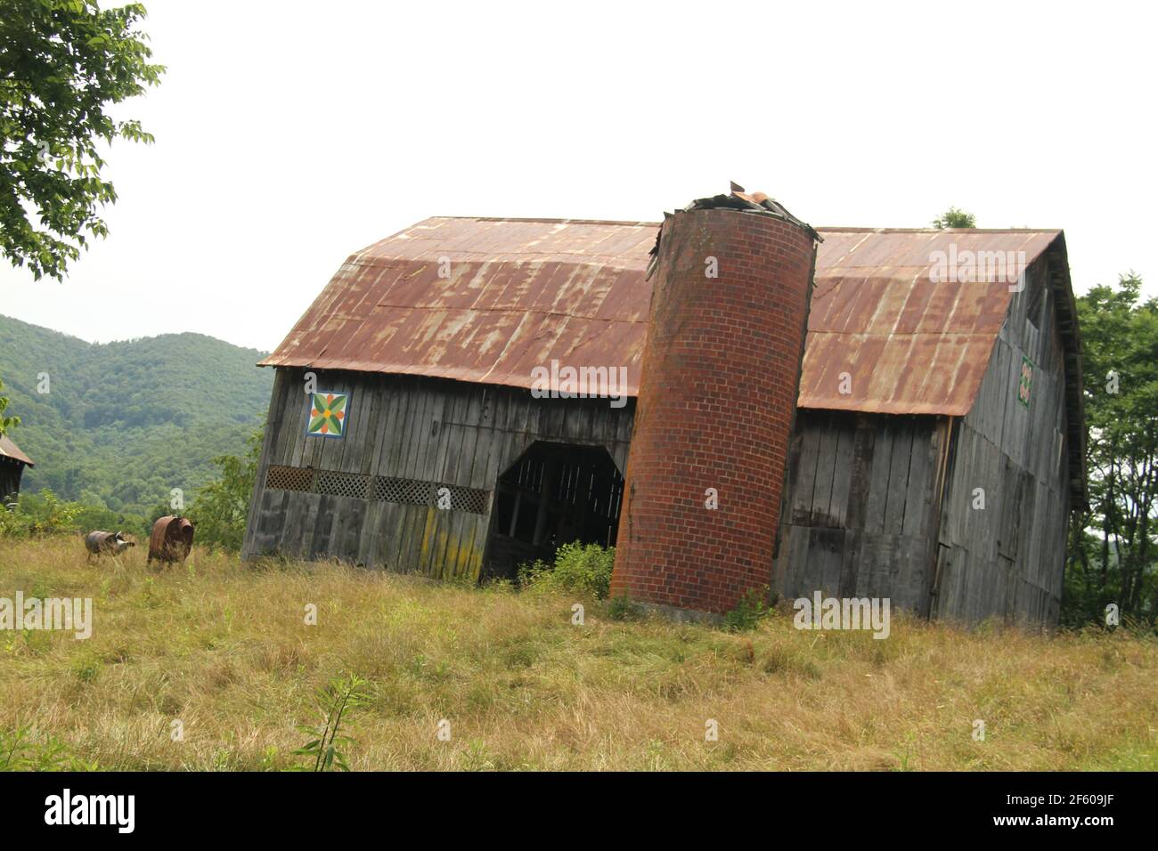 Large barn in field hi-res stock photography and images - Alamy