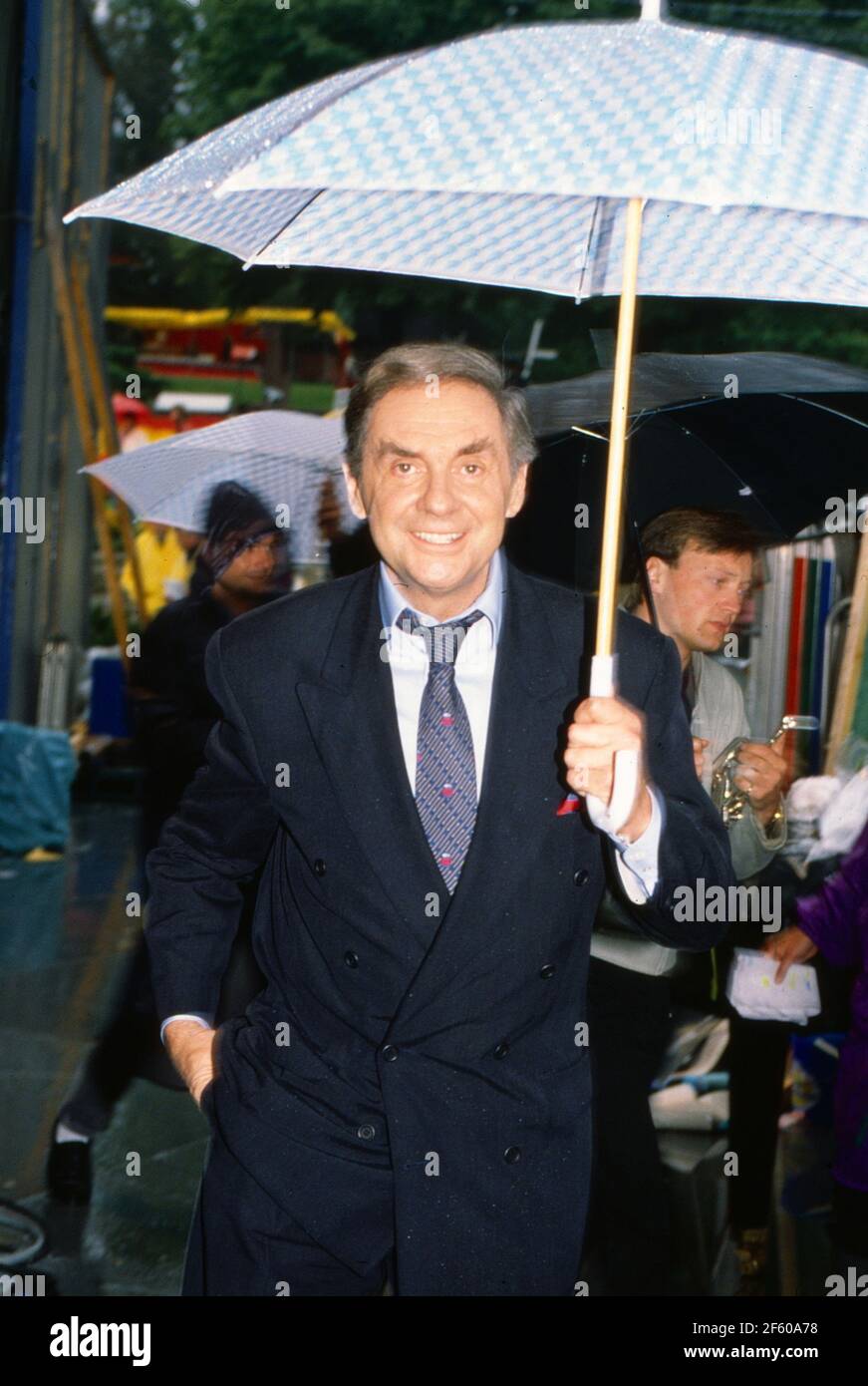 Schauspieler Harald Juhnke mit Regenschirm auf der IFA in Berlin ...