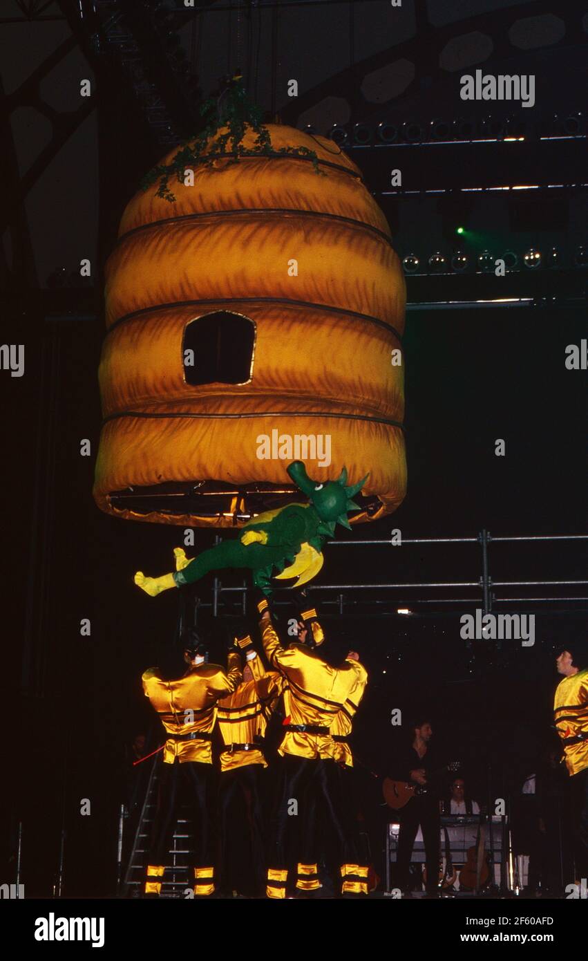 Tabaluga unter dem Bienenkorb bei der Premiere vom Musical "Tabaluga ...