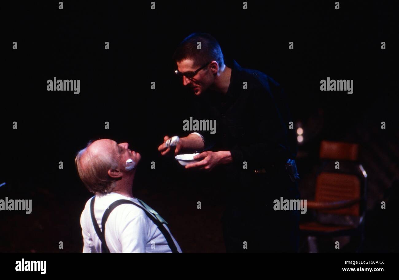 Tobias Langhoff (rechts) bei der Aufführung vom Theaterstrück "Woyzeck ...