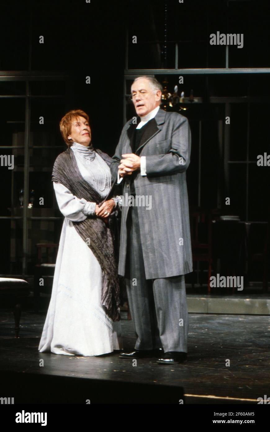 Maria Becker und Peter Heinrich bei der Aufführung vom Drama ...