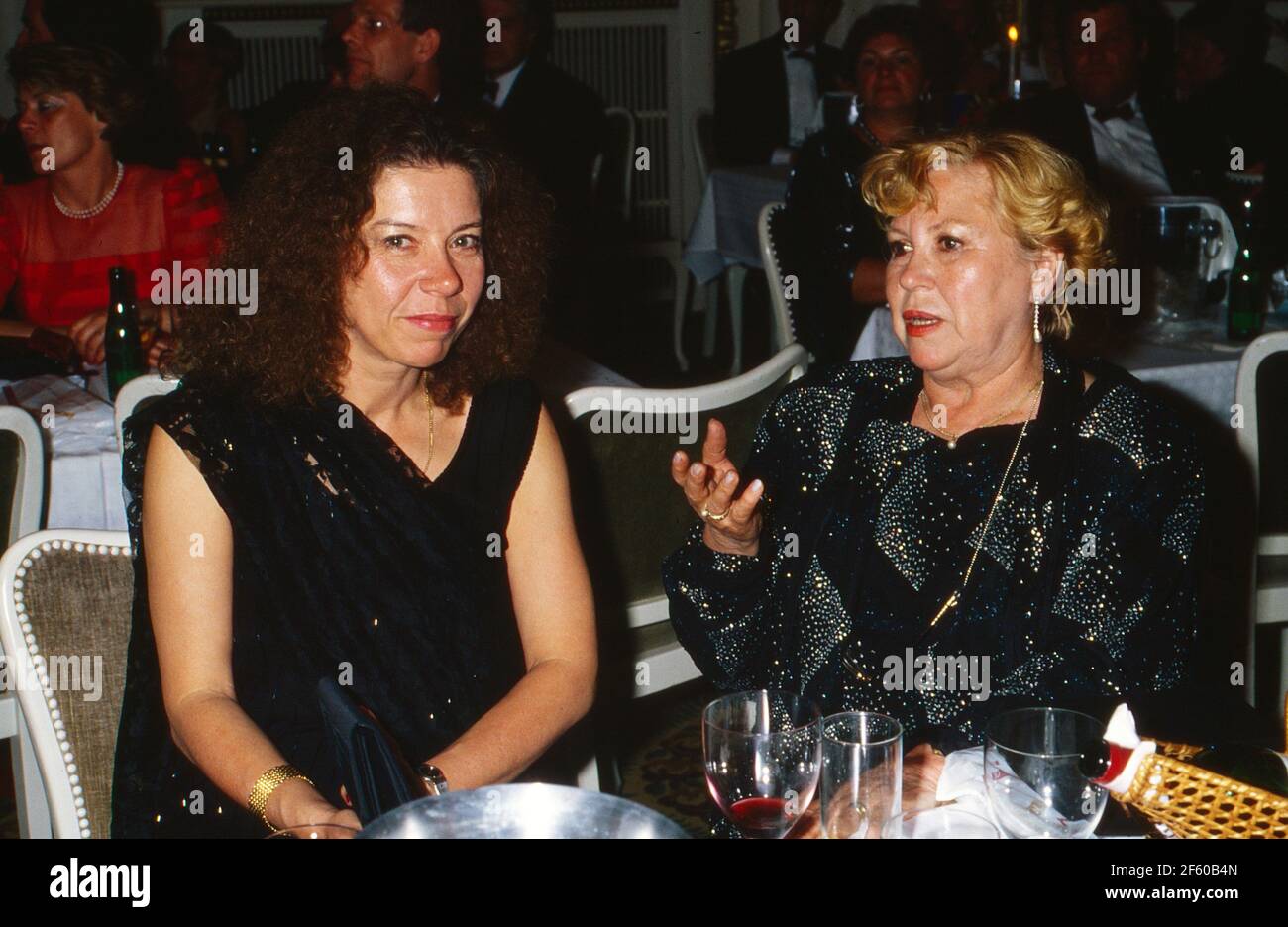 Evelyn Hamann und Eva Maria Bauer bei der Galanacht der Lübecker Presse ...