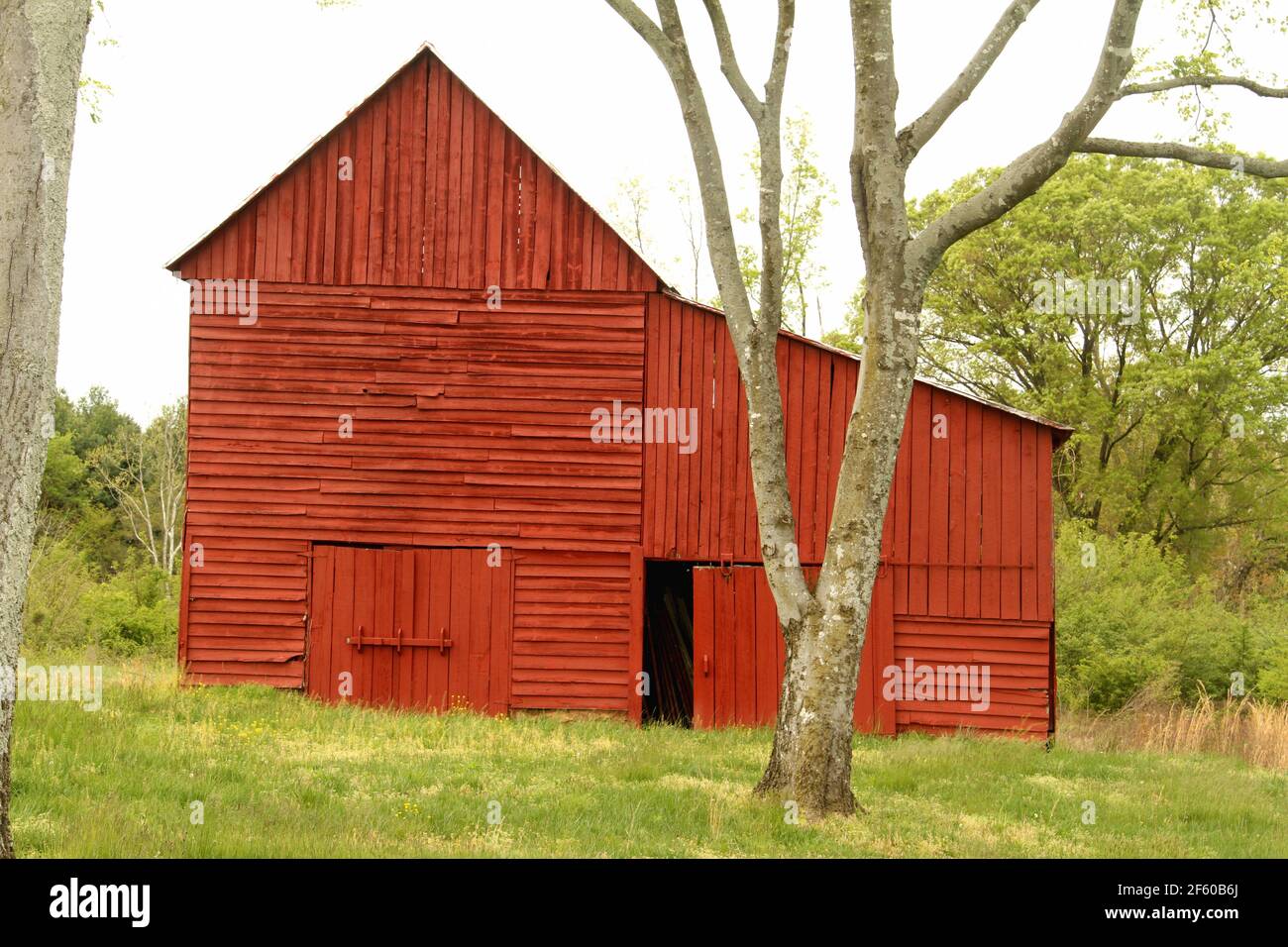Simple red barn in Virginia's countryside, USA Stock Photo - Alamy