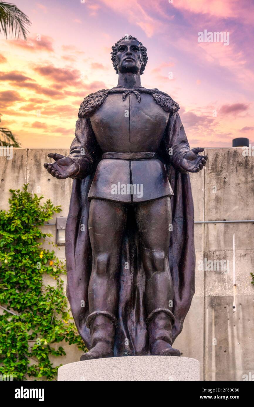 Bronze statue of christopher columbus hi-res stock photography and ...