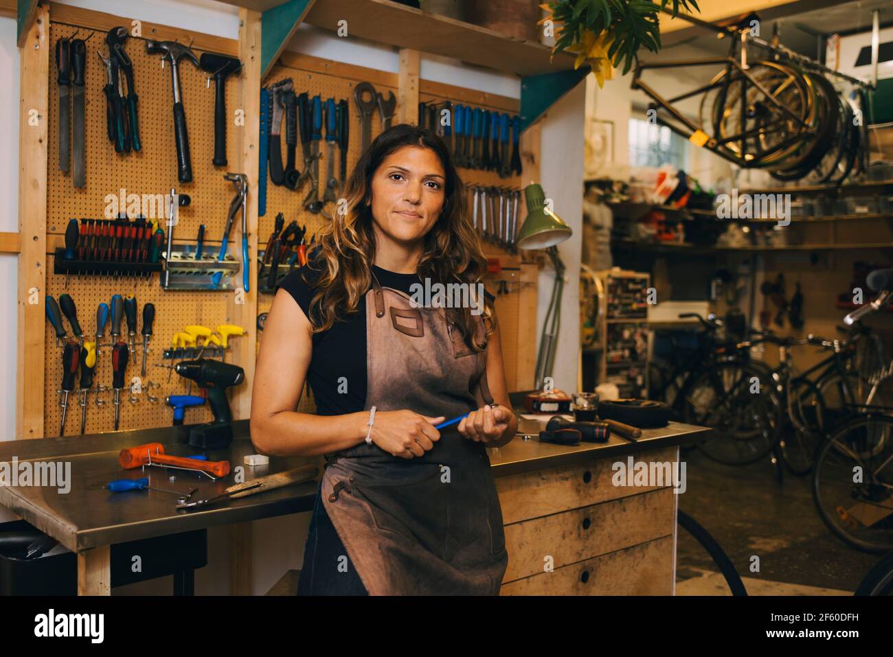 Female mechanic standing hi-res stock photography and images - Alamy