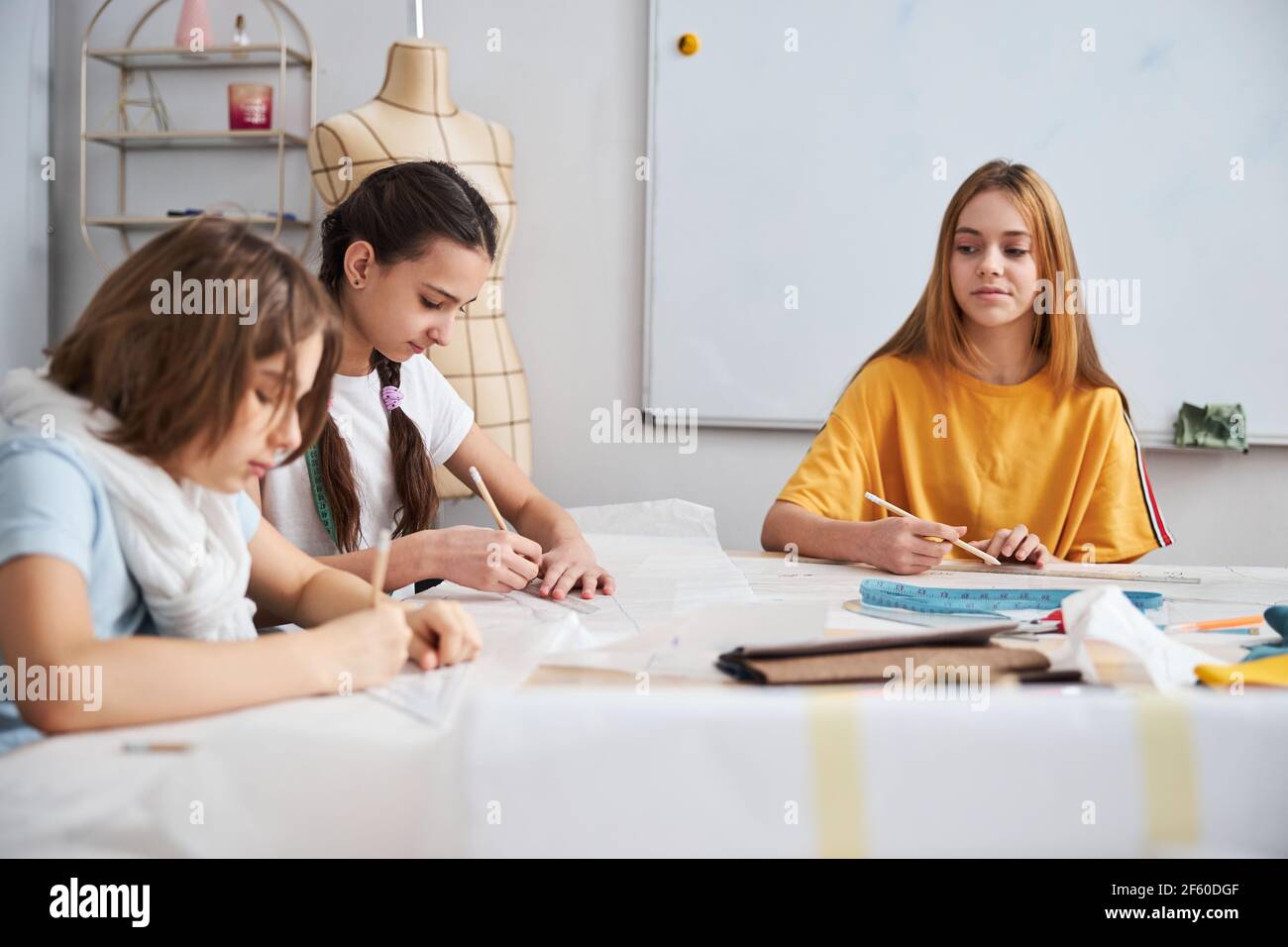 Girls working tailor workshop hi-res stock photography and images - Alamy