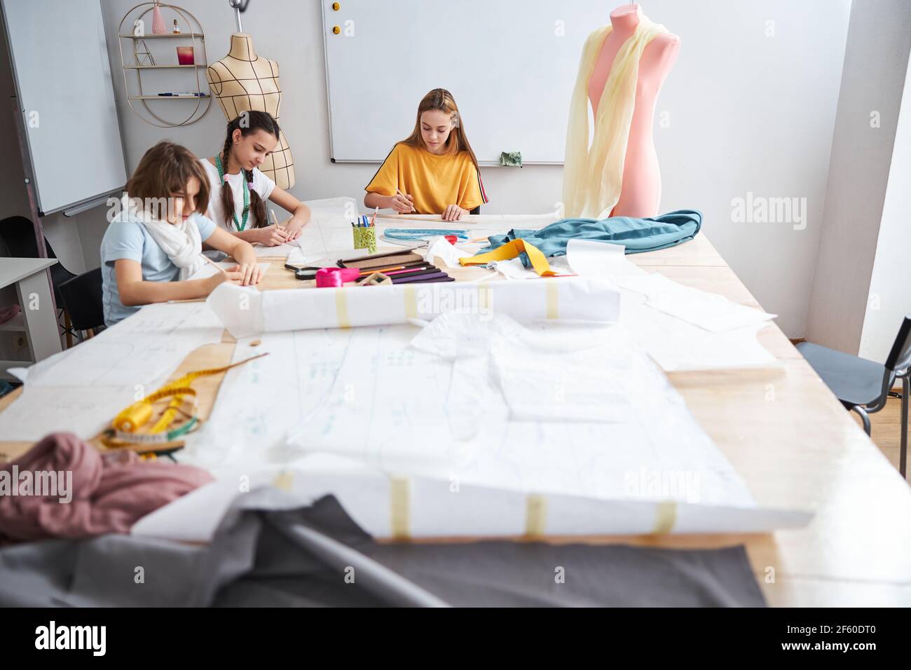Girls working tailor workshop hi-res stock photography and images - Alamy