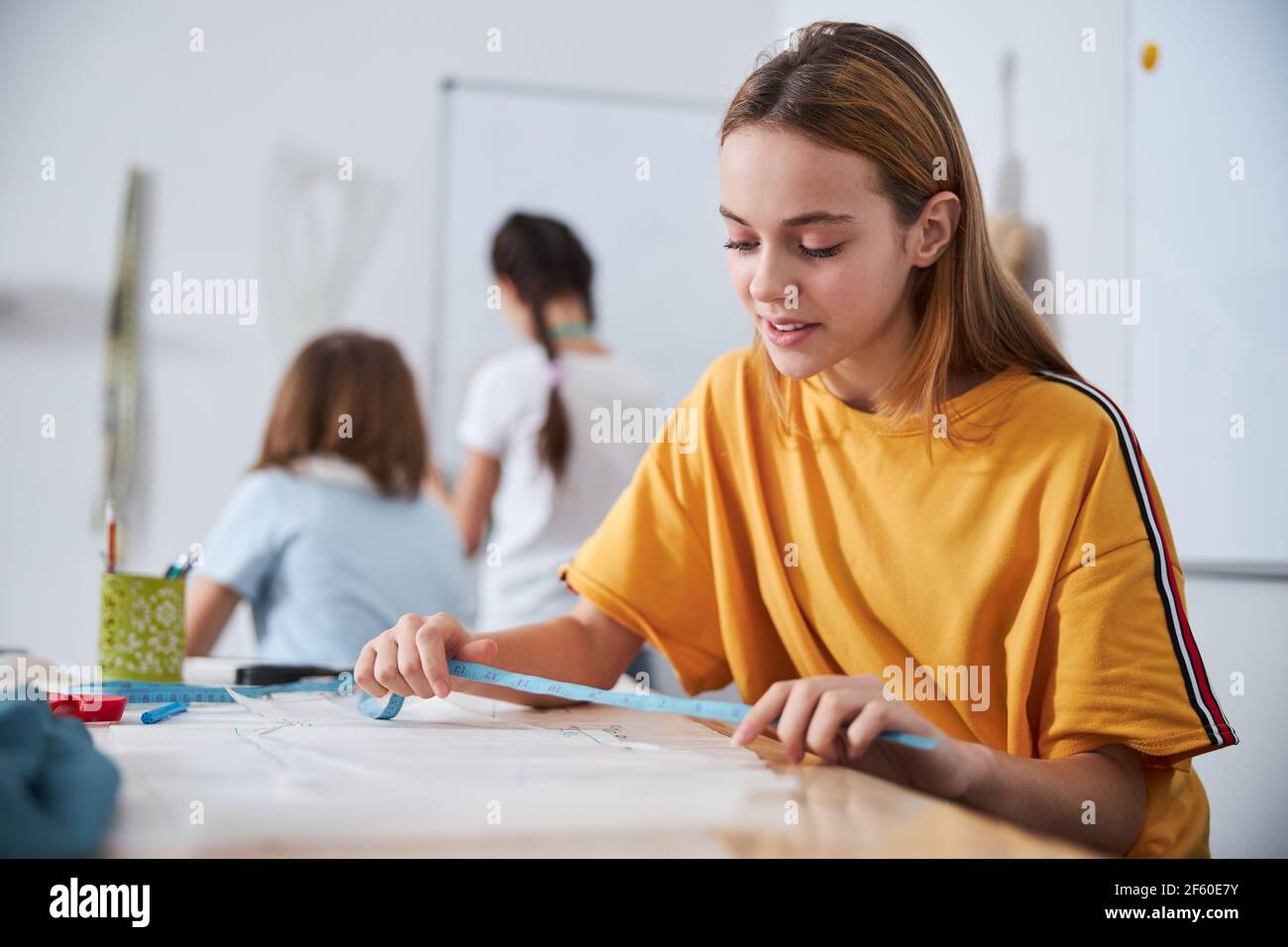 Child using tape measure hi-res stock photography and images - Alamy