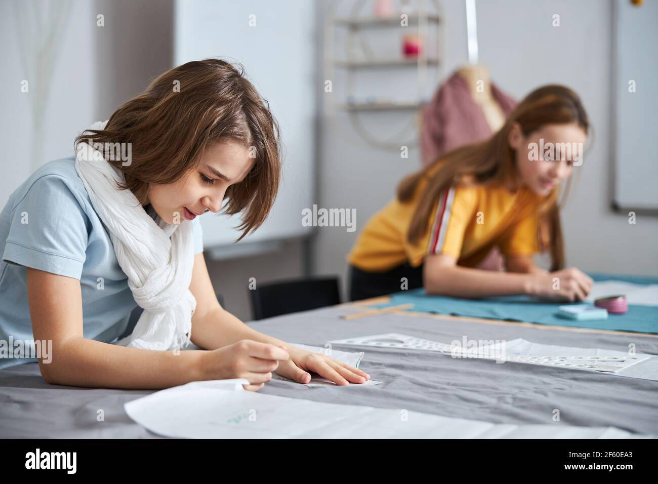 Girls working tailor workshop hi-res stock photography and images - Alamy