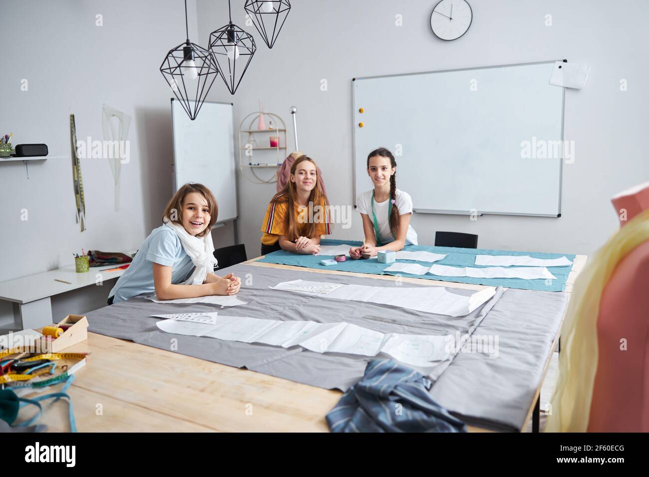 Girls working tailor workshop hi-res stock photography and images - Alamy