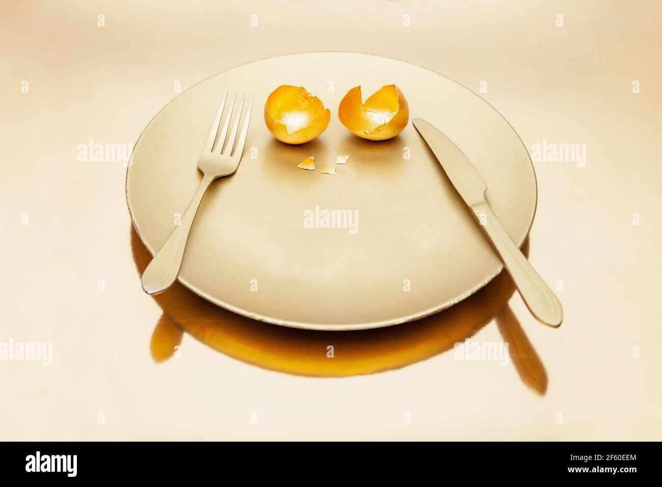 Broken plate crack cutlery hi-res stock photography and images - Alamy